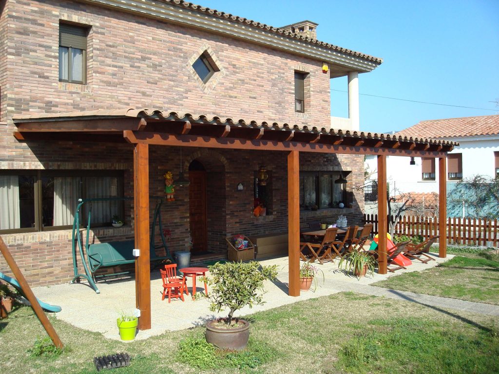 Pergola de abeto laminado adosada a la pared - Blog Pérgolas
