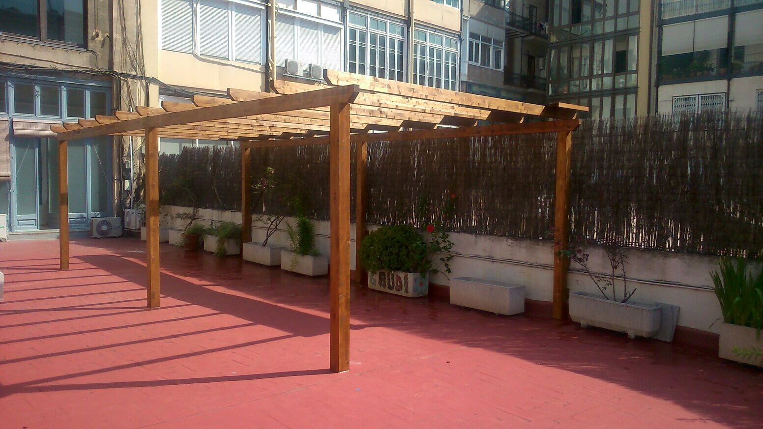 Pergola de madera de abeto laminado lasurado en color nogal. Acabada ...