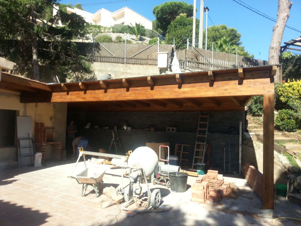 Pergola de madera de abeto acabada con imitación de teja. - Blog Pérgolas