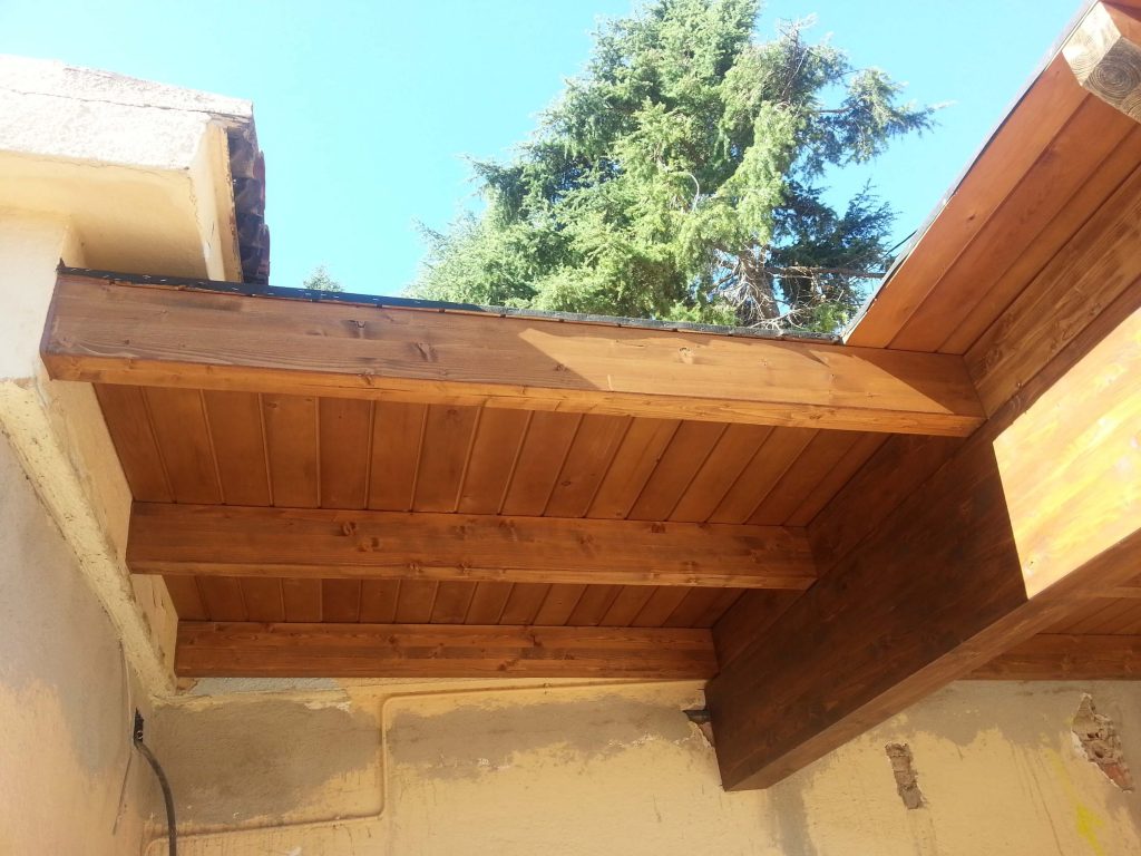Pergola de madera de abeto acabada con imitación de teja. - Blog Pérgolas