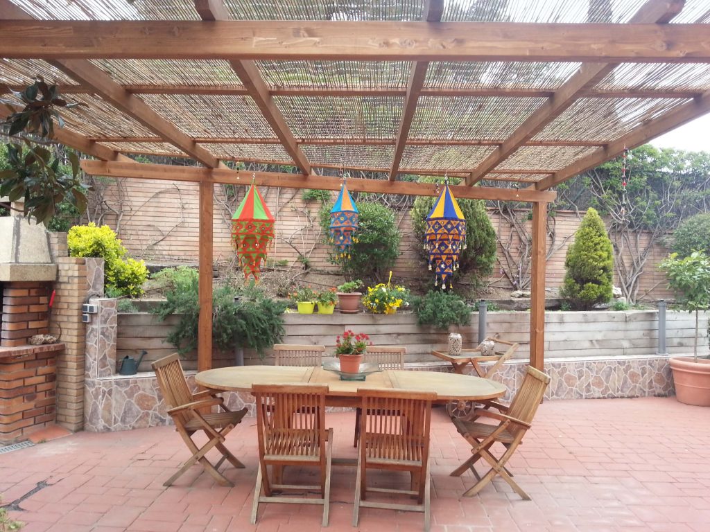 Pergola de madera de abeto laminado con techo de caña de bambú. - Blog ...