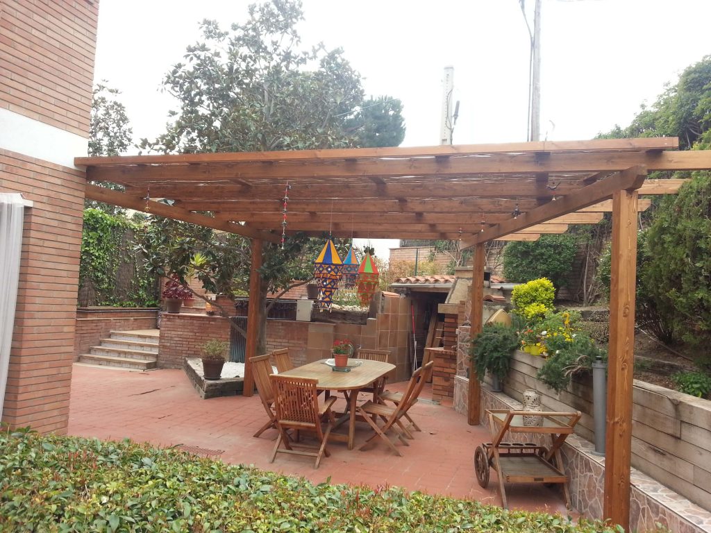Pergola de madera de abeto laminado con techo de caña de bambú. - Blog ...