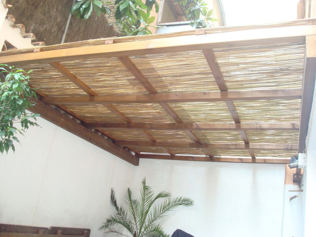 Pergola de madera de abeto laminado con techo de caña de bambú. - Blog ...