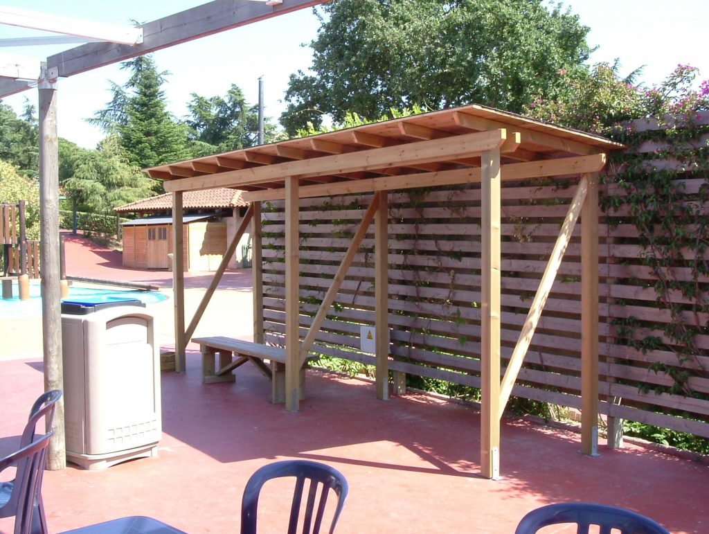 Pergola de madera de abeto laminado acabada con tegola americana ...