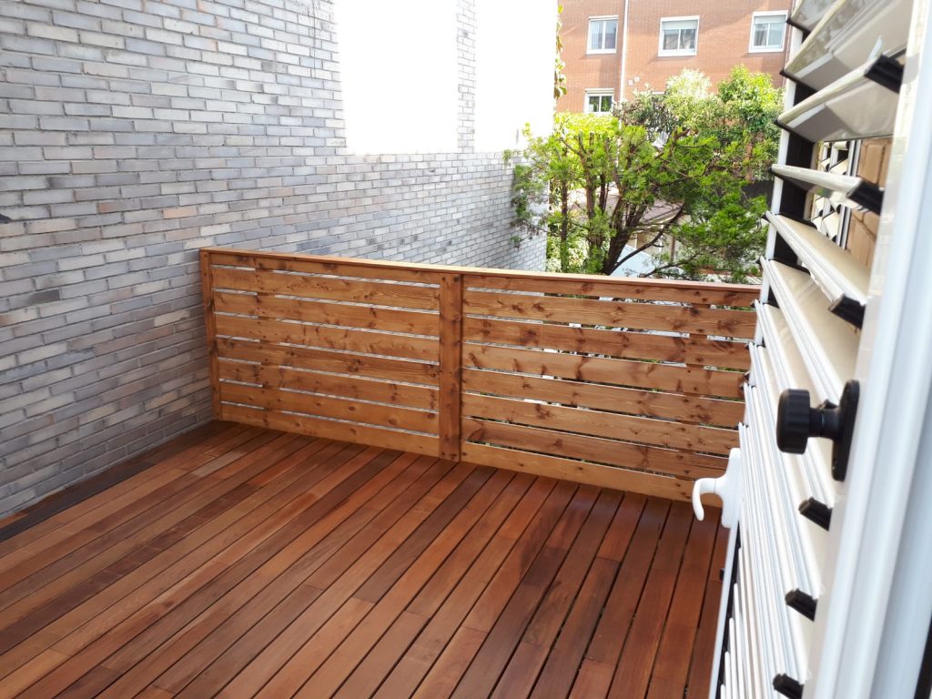 Tarima de madera tropical cerrada con valla de panel simple - Blog Pérgolas