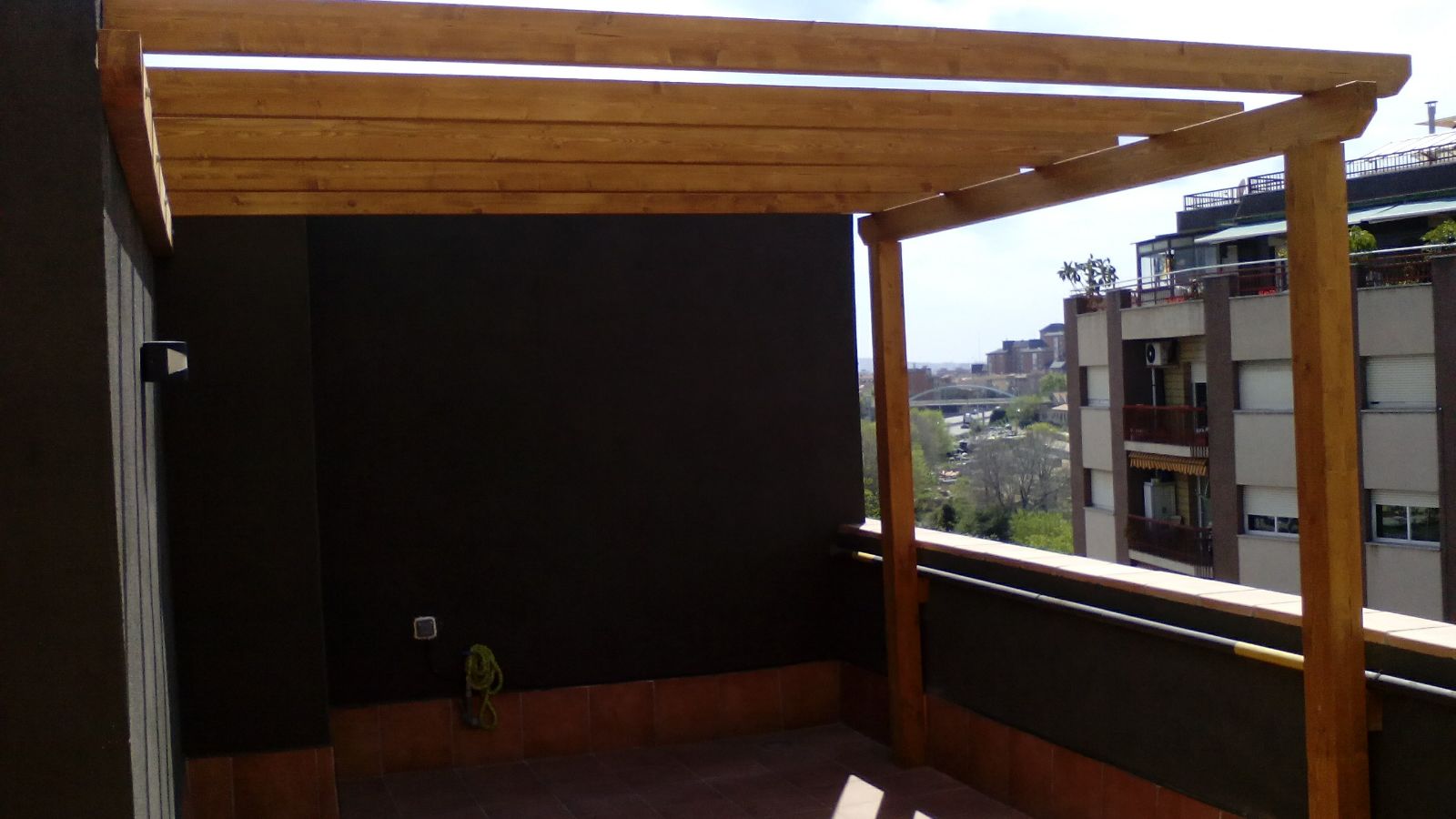 Pergola de madera machiembrada mas toldo acrilico - Blog Pérgolas
